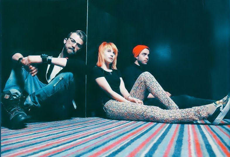 World :Paramore: Jonathan Diener fica ao lado do atual Paramore