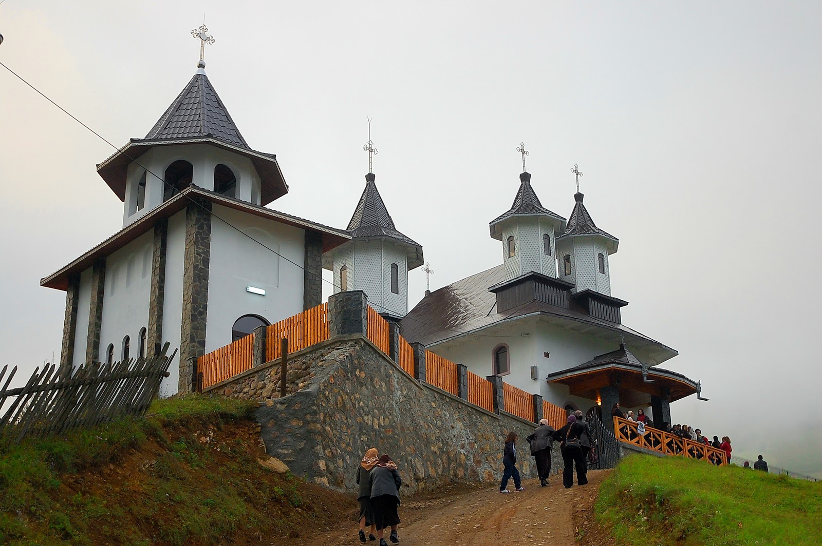 CARP RADU PHOTOGRAPHY: POZE SFINTIREA PAROHIEI BICAZ CHEI II CU HRAMUL ...