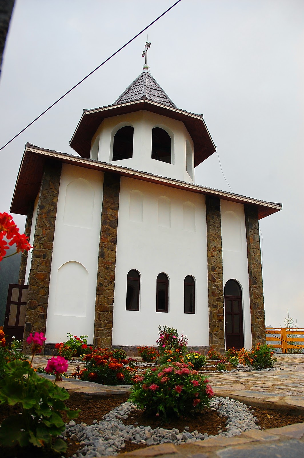 CARP RADU PHOTOGRAPHY: POZE SFINTIREA PAROHIEI BICAZ CHEI II CU HRAMUL ...