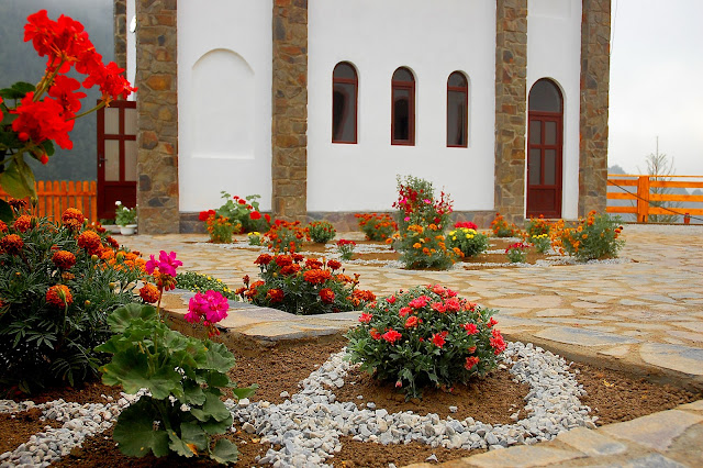 CARP RADU PHOTOGRAPHY: POZE SFINTIREA PAROHIEI BICAZ CHEI II CU HRAMUL ...