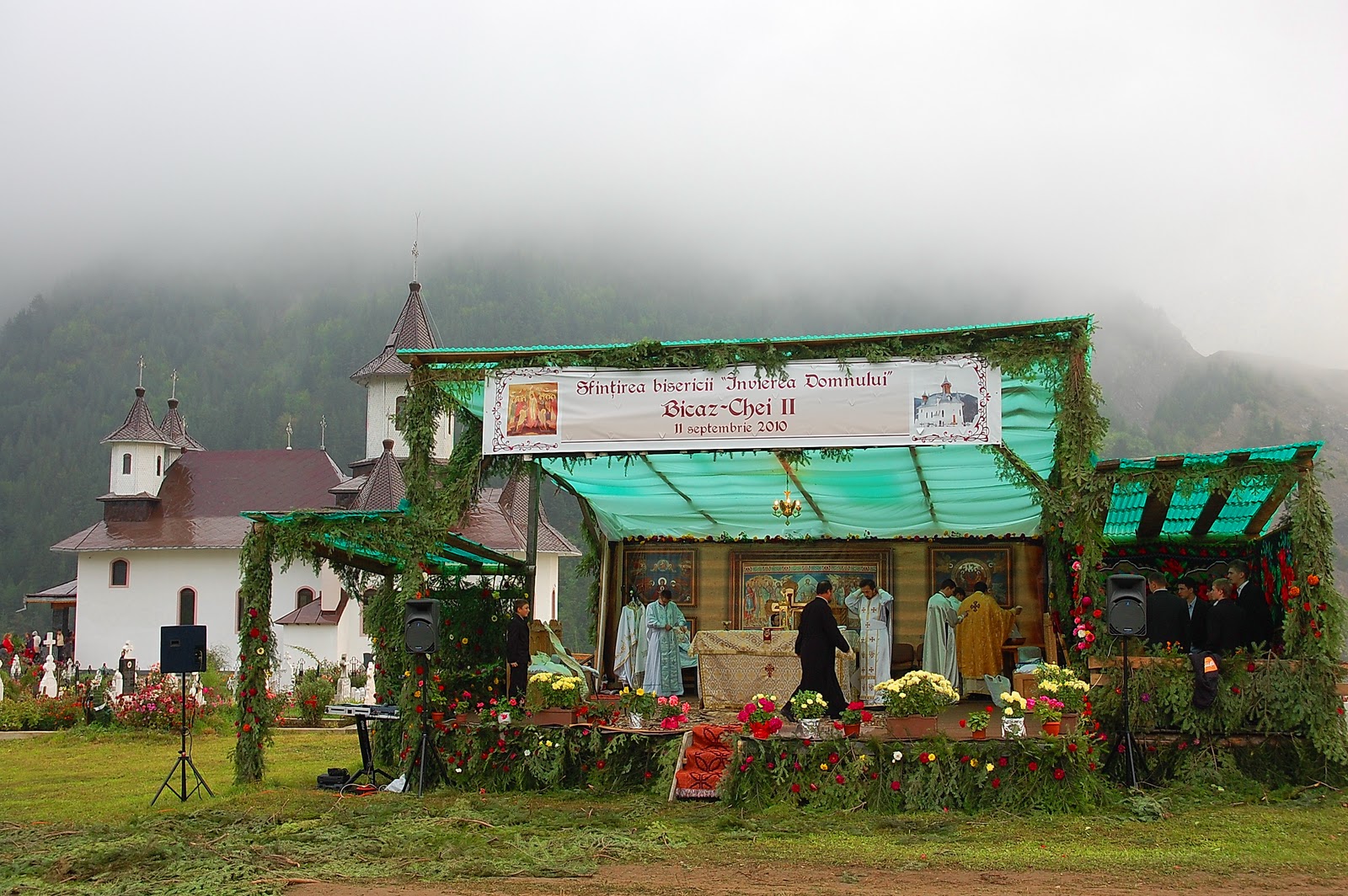 CARP RADU PHOTOGRAPHY: POZE SFINTIREA PAROHIEI BICAZ CHEI II CU HRAMUL ...