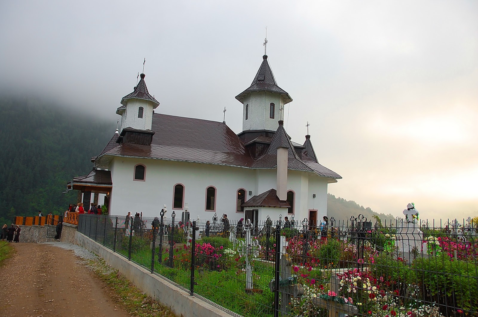CARP RADU PHOTOGRAPHY: POZE SFINTIREA PAROHIEI BICAZ CHEI II CU HRAMUL ...