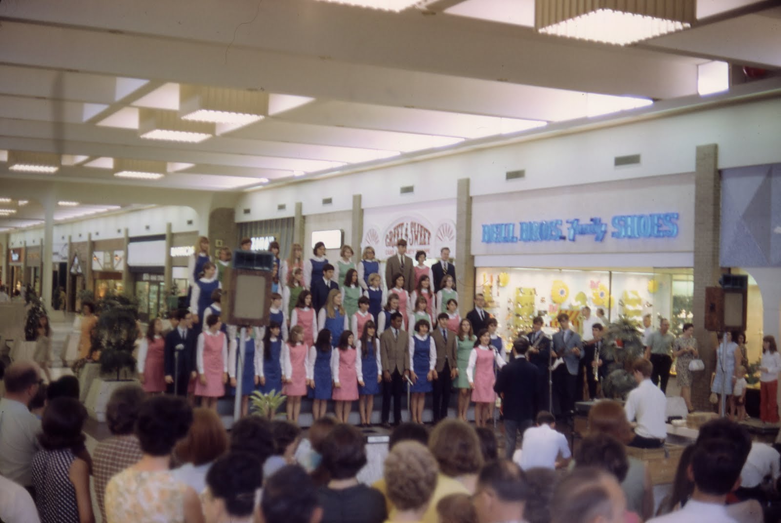 The Spirit Of Sing Out South: 100 Oaks---The Place To Be Again