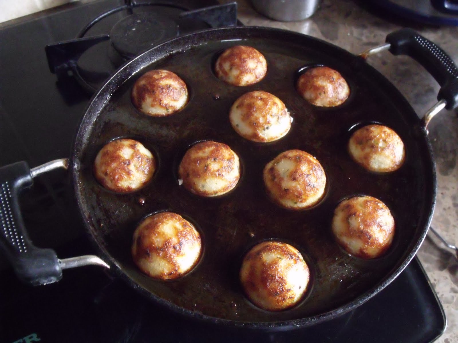 Latha's Kitchen: Gunta Ponganalu (Paniyaram/Paddu)