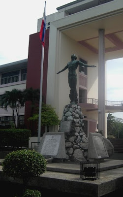 Pinoy-Prism: The U.P. Oblation Statue - Diliman: What's Written