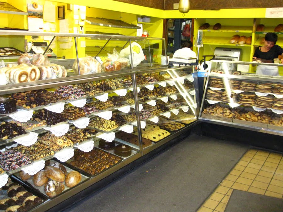 Tingers Tastings: Sweet Tooth: Moishe's Bake Shop... So Many Choices ...