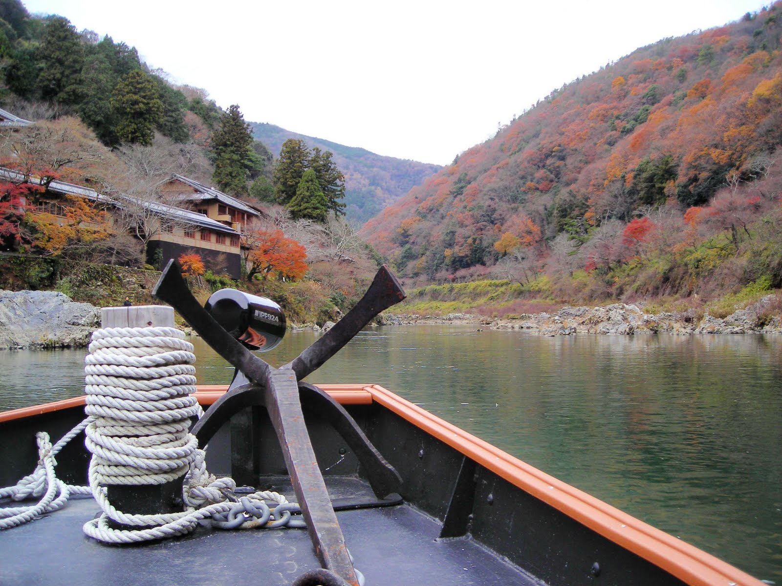 The sound of one hand grabbing a bite