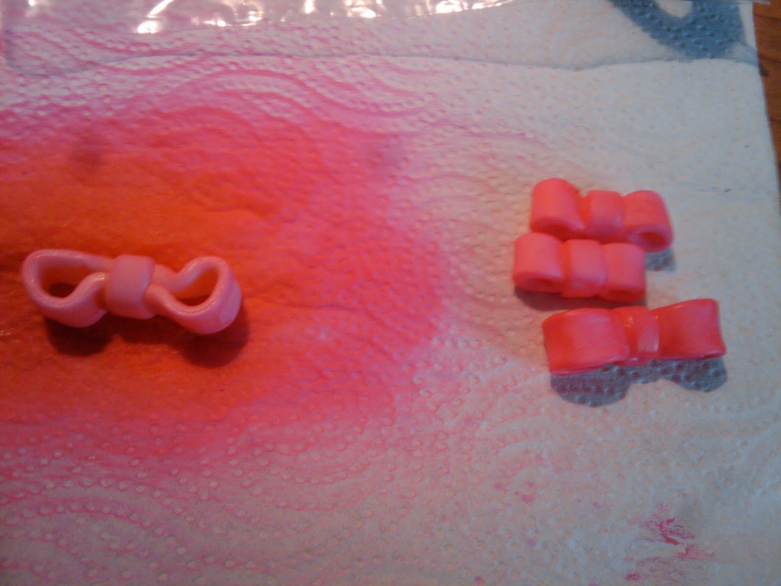 Gordy's Goodies: Pink fondant bows :)