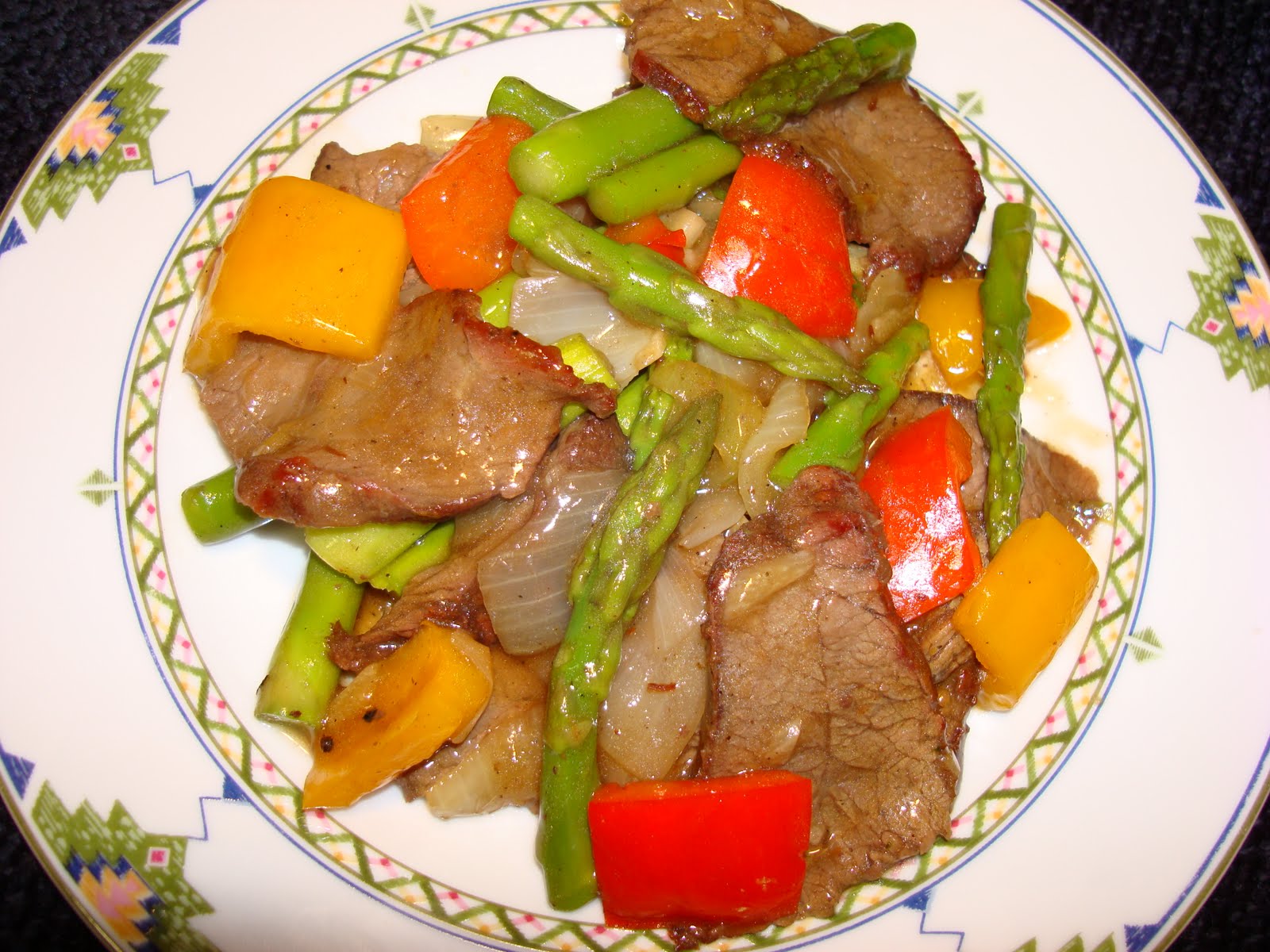 LA COCINA DEL POLLO: FILETITOS DE CARNE CON ESPÁRRAGOS Y PIMIENTOS