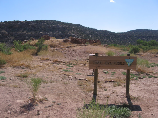 Four Corners Hikes-Cedar Mesa in Utah: Three Kiva Pueblo in Montezuma ...