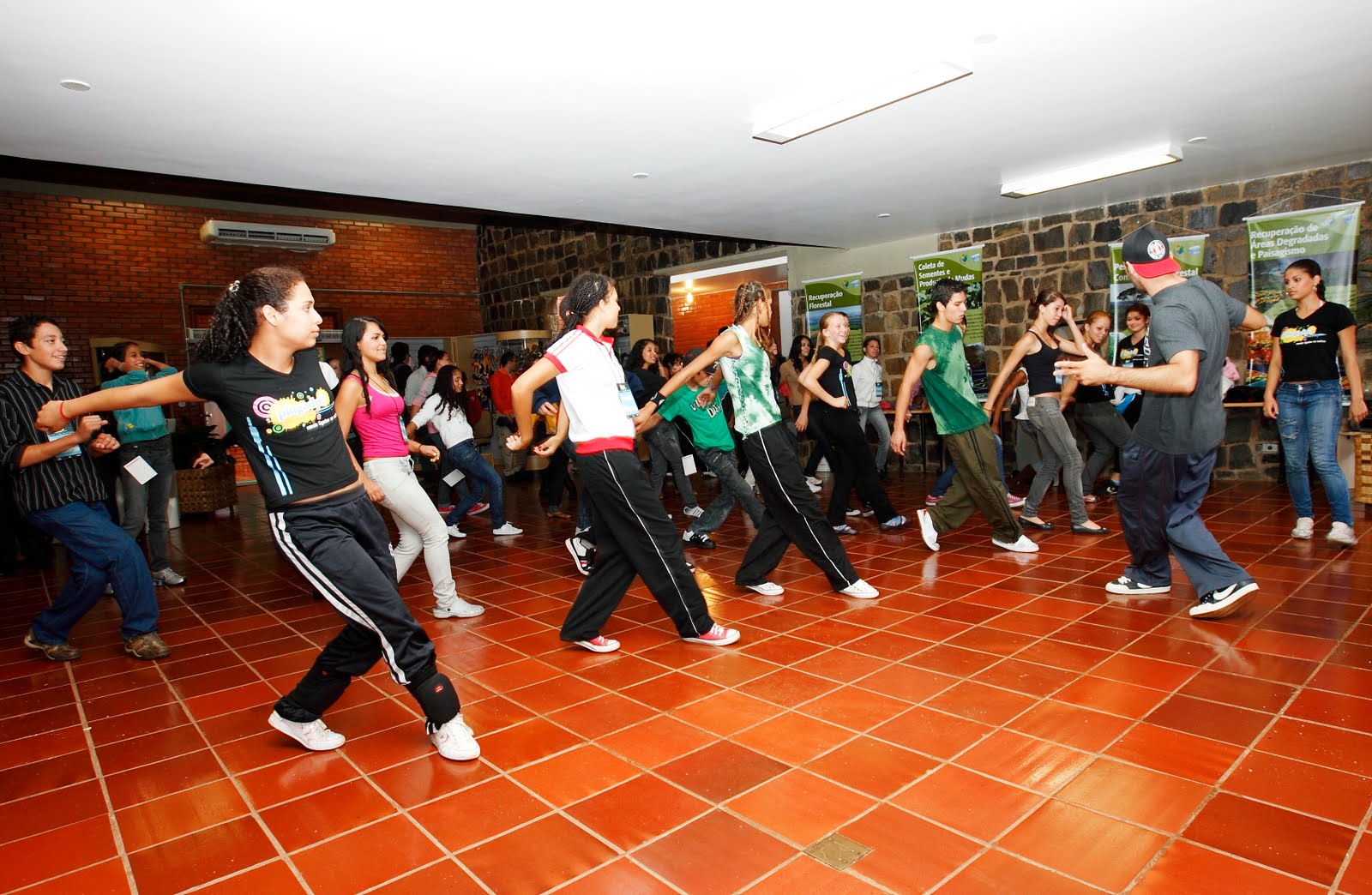 C.I.A. de R.U.A.: Lições Básicas de Street Dance