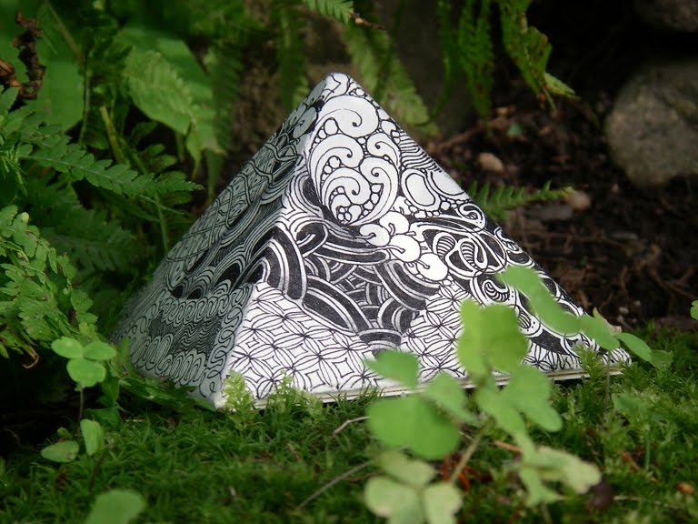 Zentangle: Ancient Pyramids