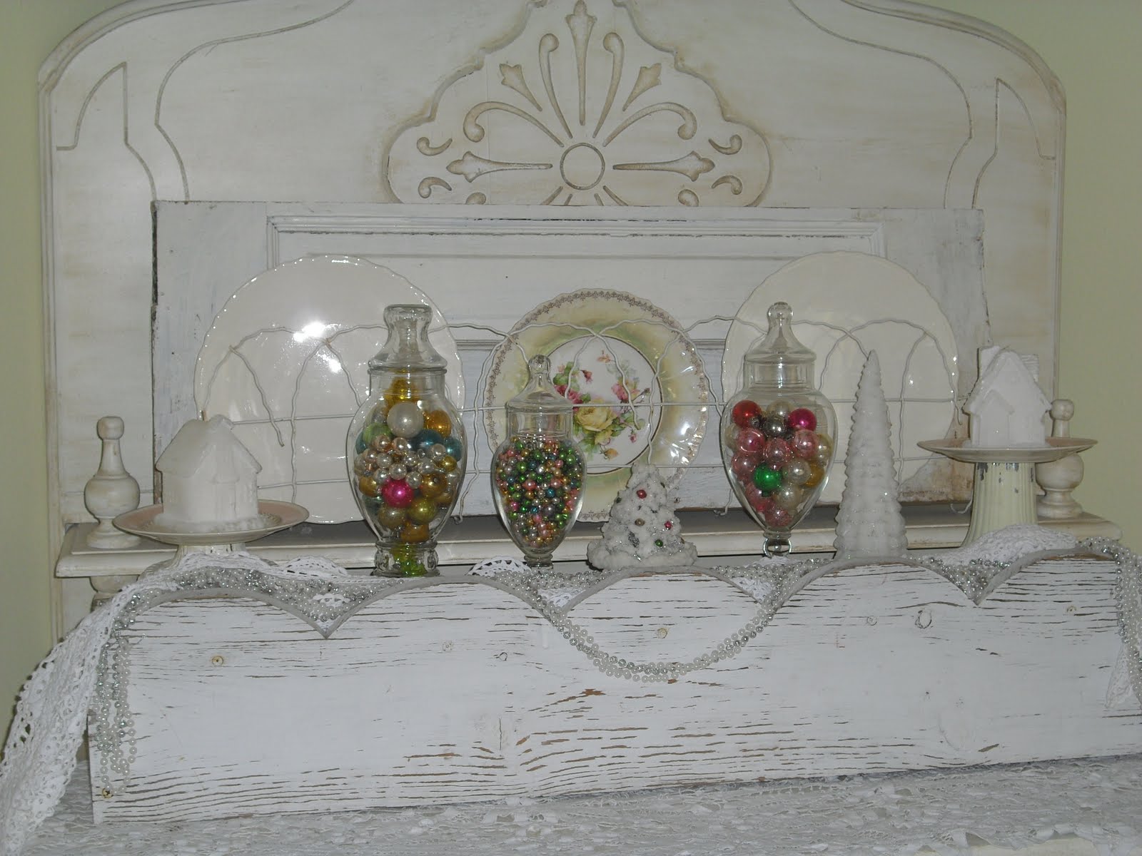 Chippy Cottage Charm: Shabby Chic Christmas Decorating