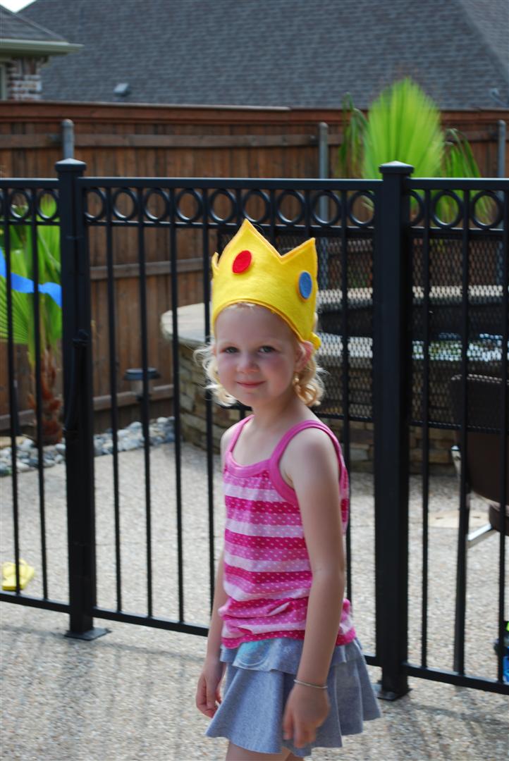 craftyc0rn3r: Super Mario Birthday Party - Princess Peach Felt Crowns