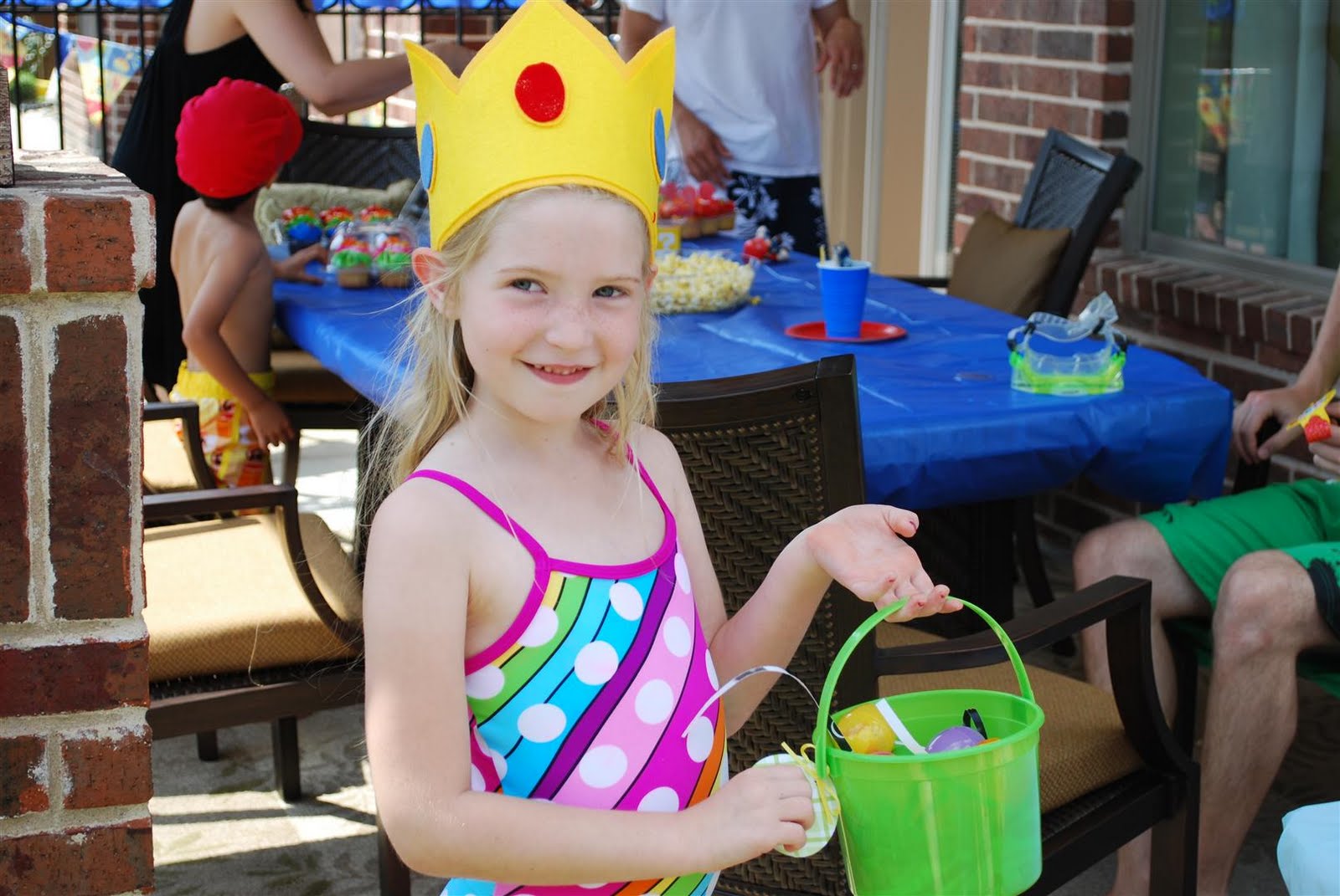craftyc0rn3r: Super Mario Birthday Party - Princess Peach Felt Crowns
