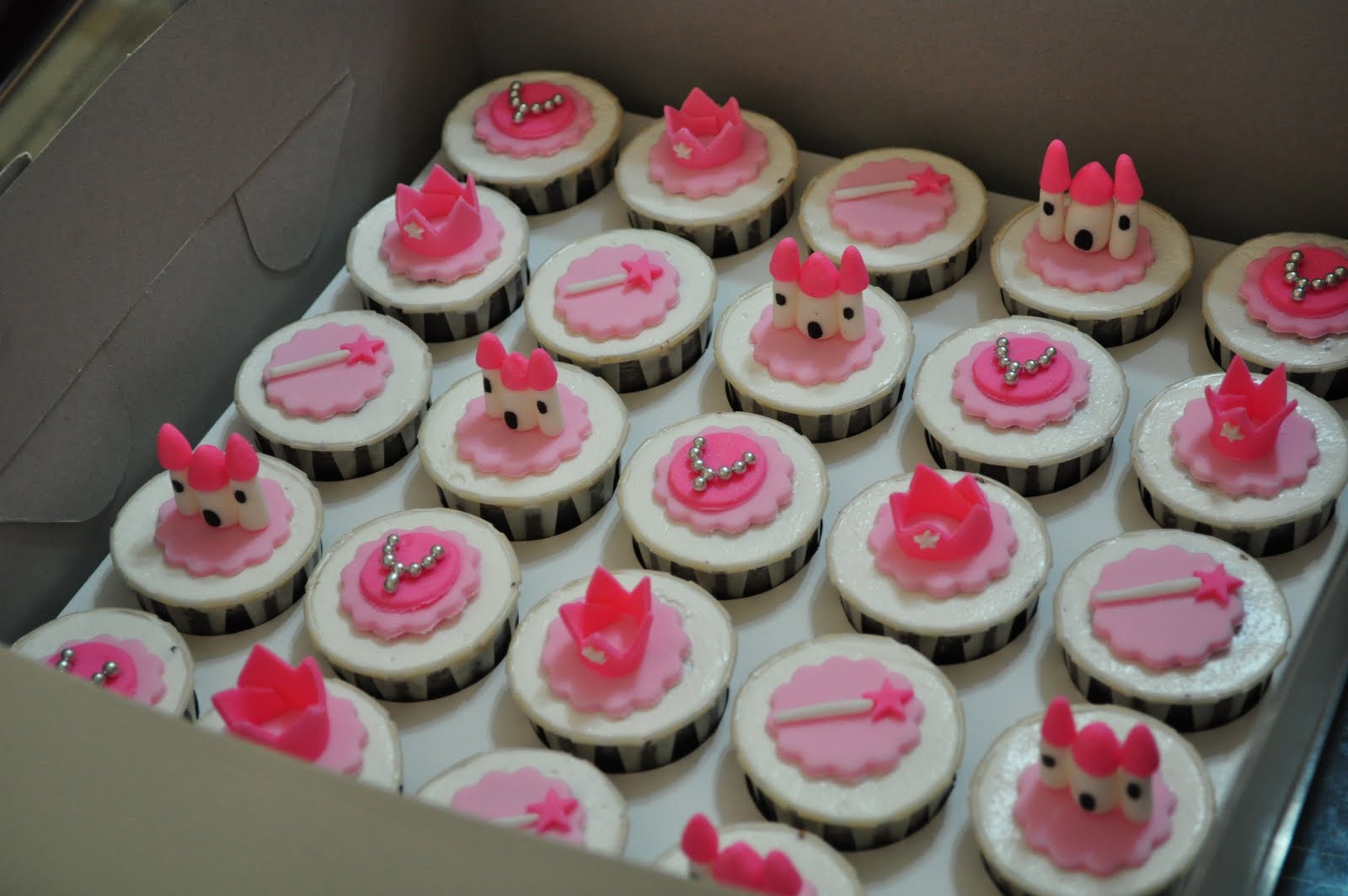 dari oven yang comel: princess cupcake
