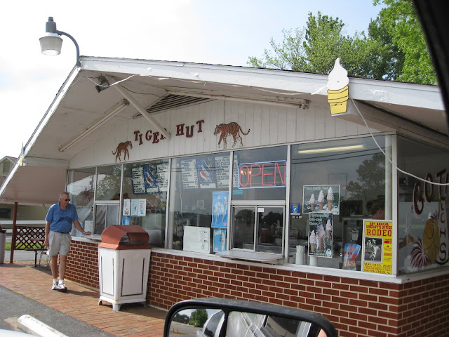 I'd eat it.: The Tiger Hut, Rogersville, AL