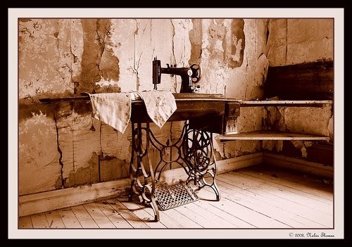 Textile --- Textile machine and textile products: Antique sewing machine
