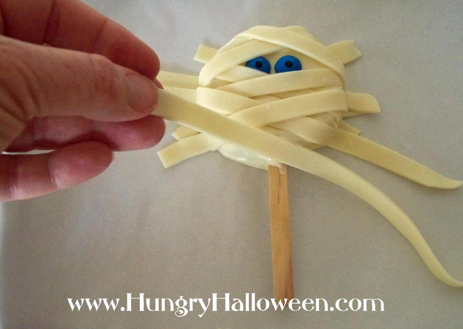Mummy Pops - Rice Krispies Treat Lollipops for Halloween - Hungry ...
