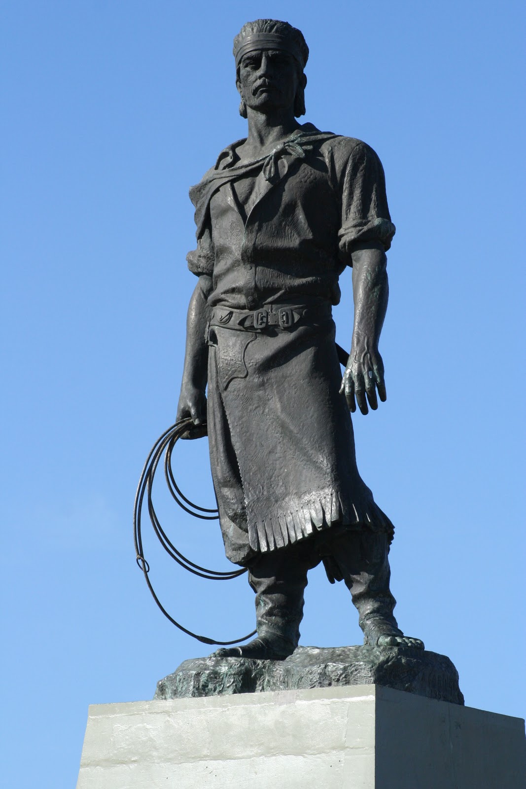 Origem Gaucha: Estátua do Laçador
