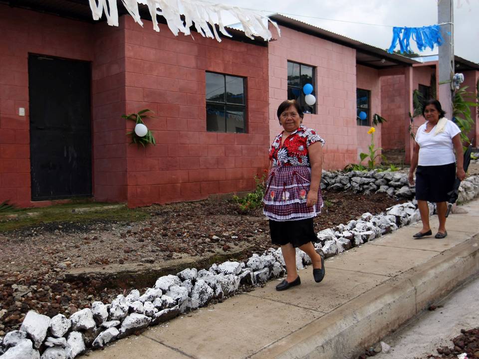 NOTICIAS: Entregan viviendas a 214 familias damnificadas por Tormenta Stan