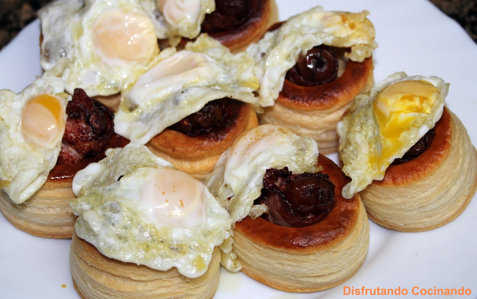 Volovanes de dátil con sorpresa, bacón y huevo de codorniz