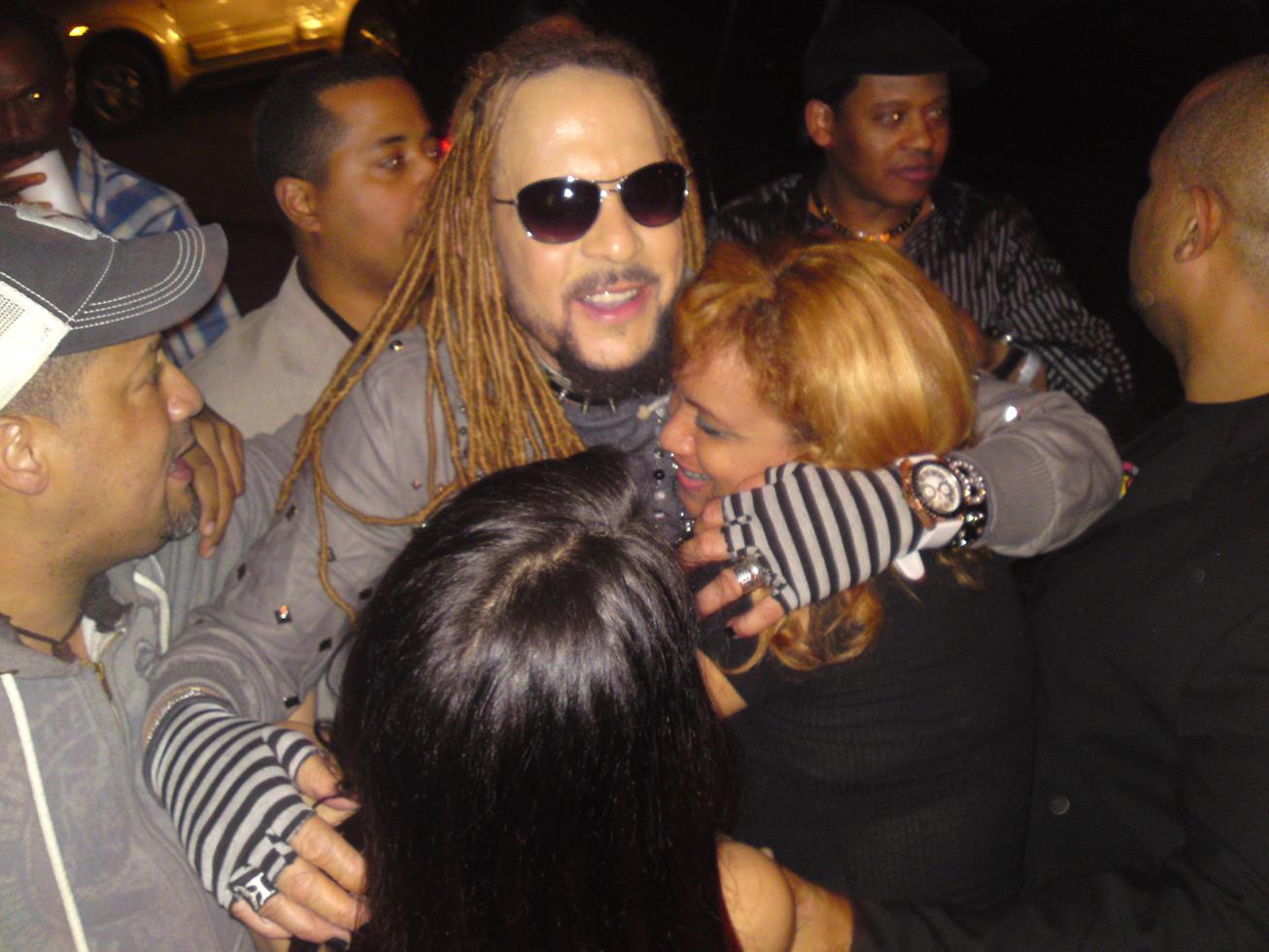 santiago30caballeros.com: EL KUKO ABRAZA SU PUBLICO