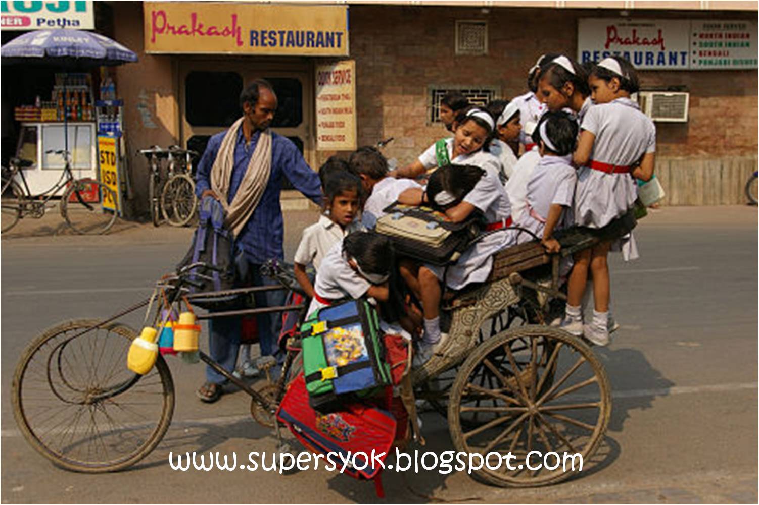 s u p e r s y o k: Bas Sekolah di India..