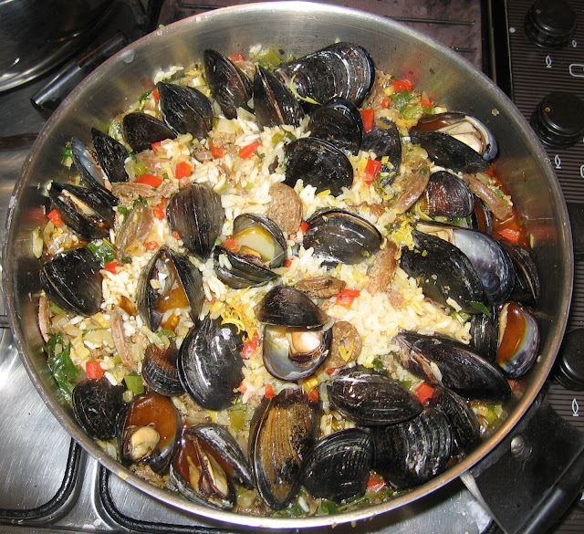 Eating Chilean: Eating Chilean Mussels