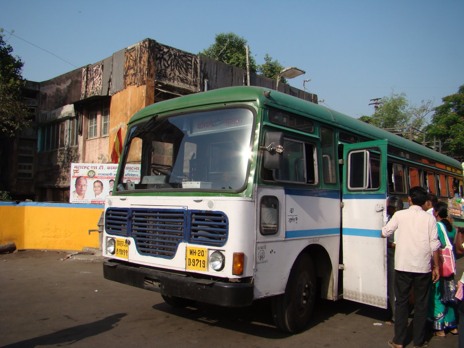 Lal Dabba: A Day at Vandana Bus Stand.