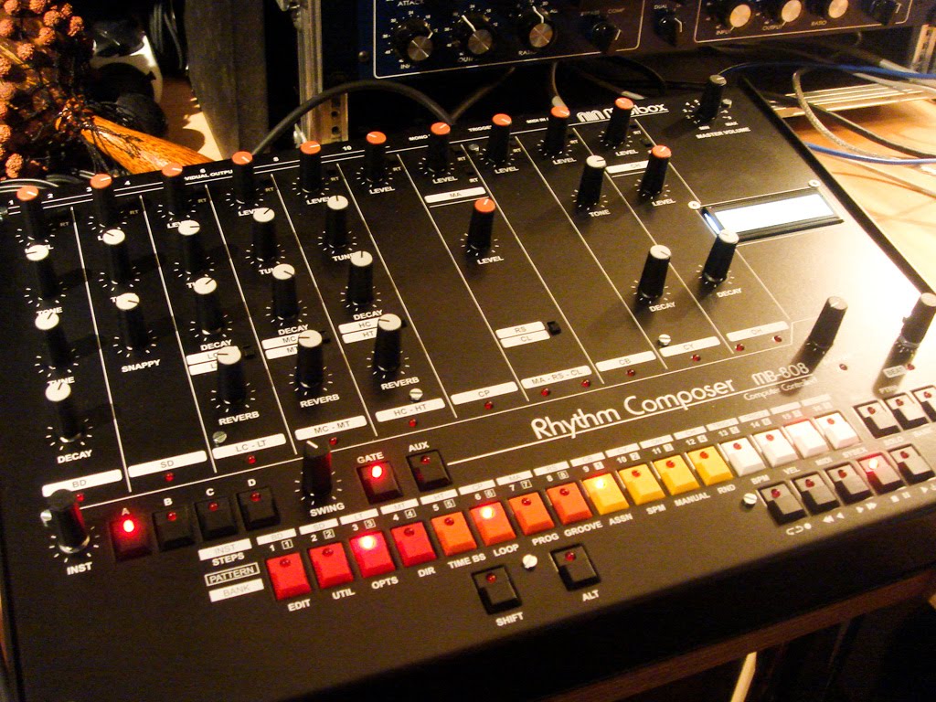 MATRIXSYNTH: MB-808 Bassqueen Roland TR-808 Clone