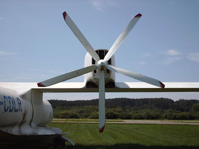 nhungdoicanh: Grob Strato 2C