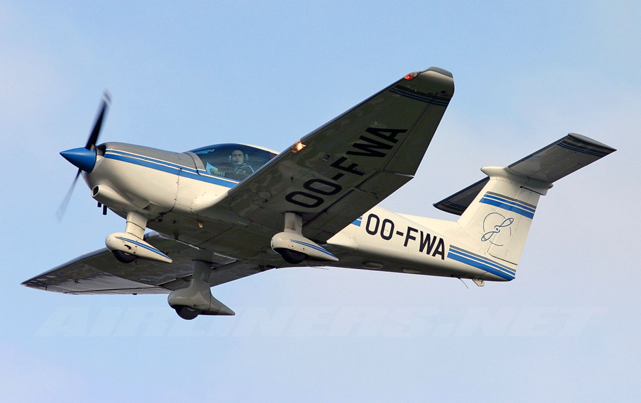 nhungdoicanh: Robin R-3000