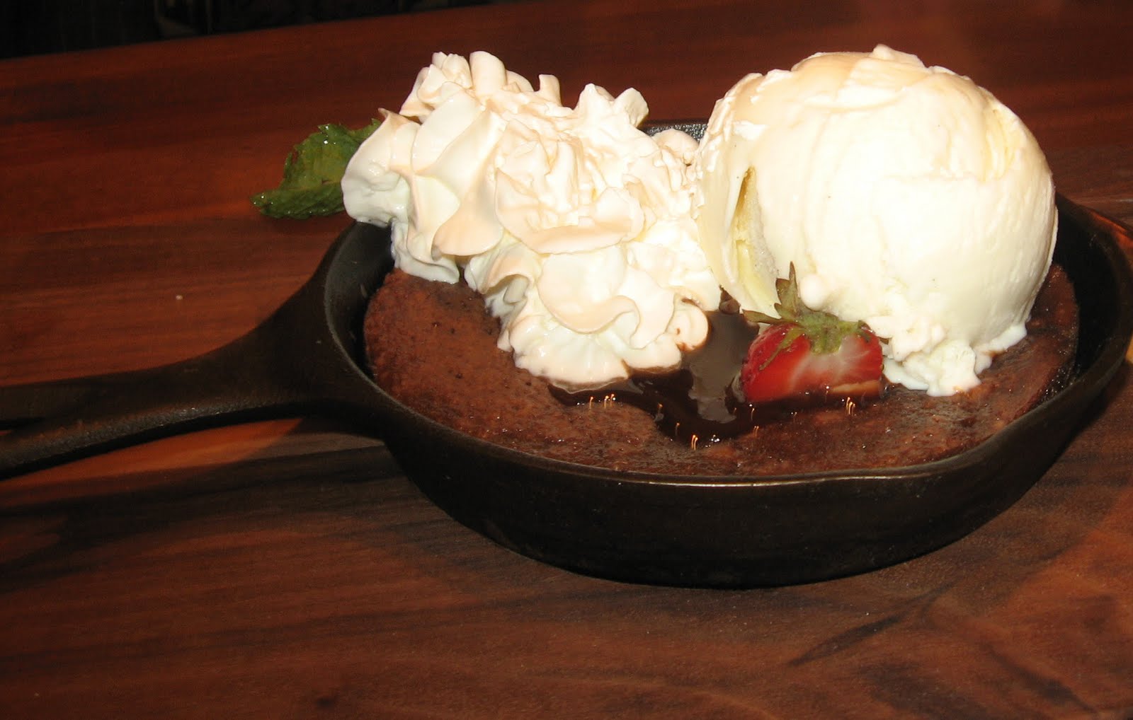 Daily Temecula: New at the Promenade Mall in Temecula: The Lazy Dog Cafe