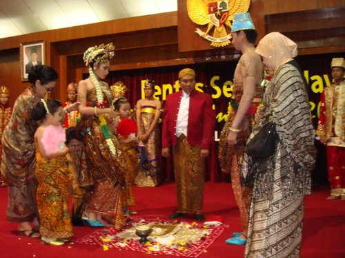 TRADITIONAL WEDDING: Panggih, Upacara Puncak Sarat Makna ( Bag II )