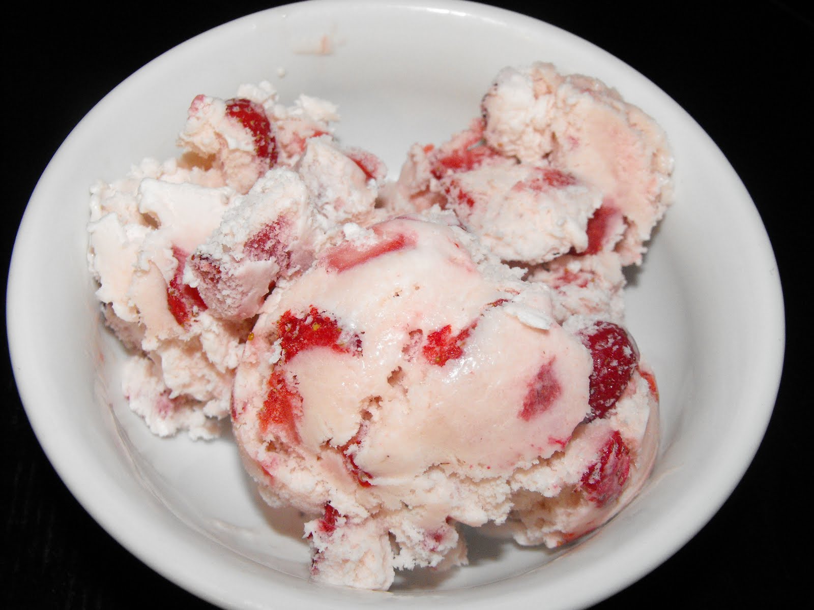 The Almost Gourmet Housewife: Straberry Ice Cream