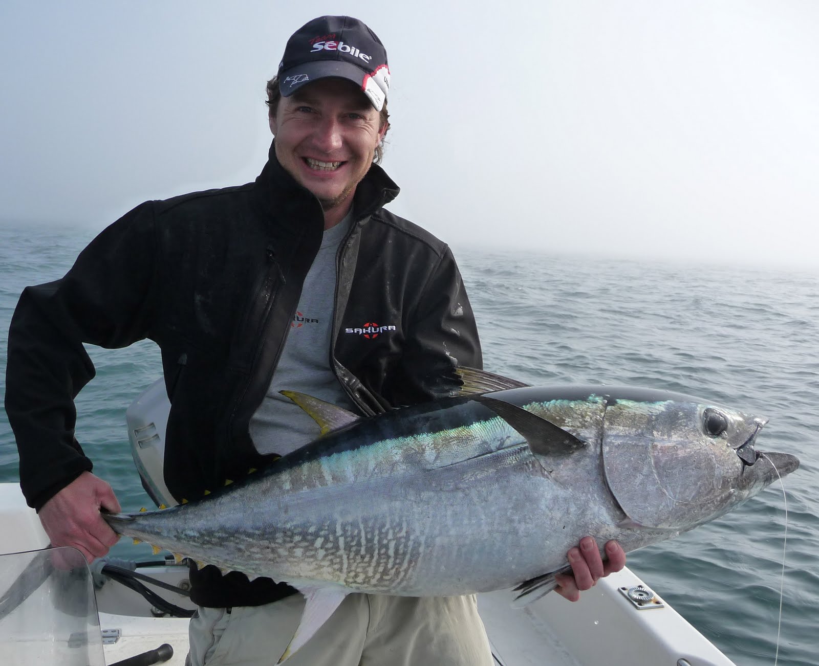 La pêche aux pêcheurs, le thon 100 % leurres: Premier thon de la saison