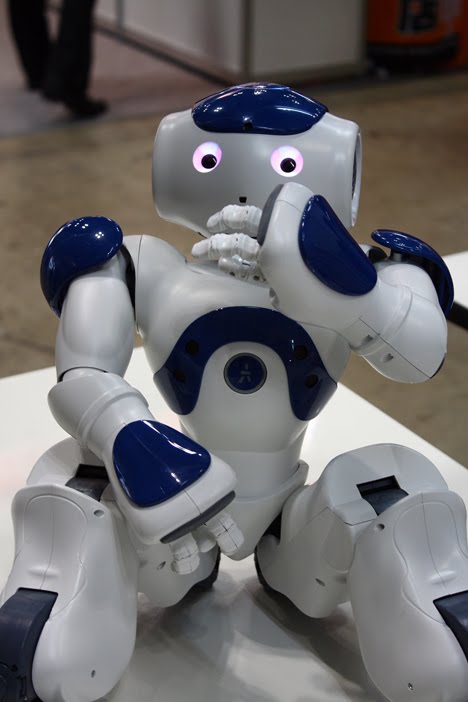 6. Fujitsu’s Enon robot ,Robot dengan Energi baru dalam stand ...