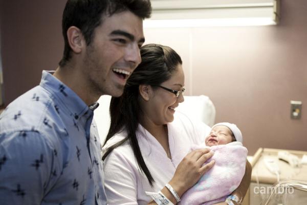 Nuestro Mundo♥: Joe Jonas && Su Mama Hacen Donacion A Hospital