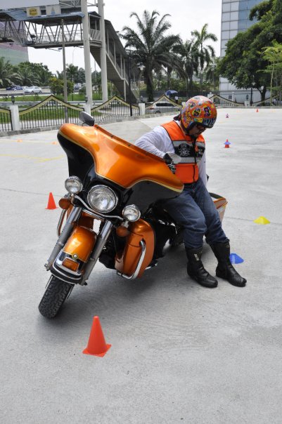 roi harley-davidson malaysia: How to lift a fallen motorcycle?