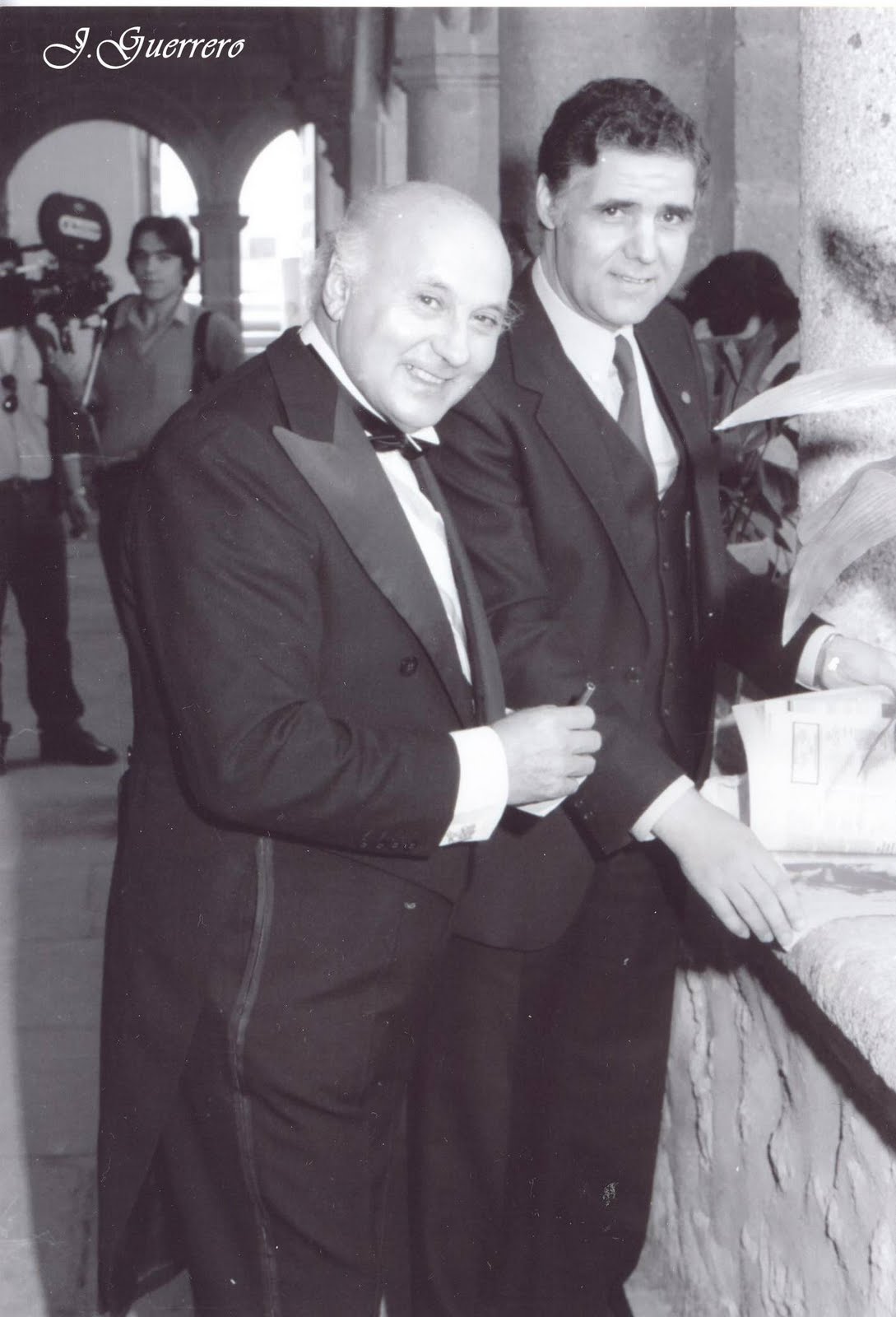 Fotógrafo Juan Guerrero: El famoso escultor Juan de Avalos,junto a ...