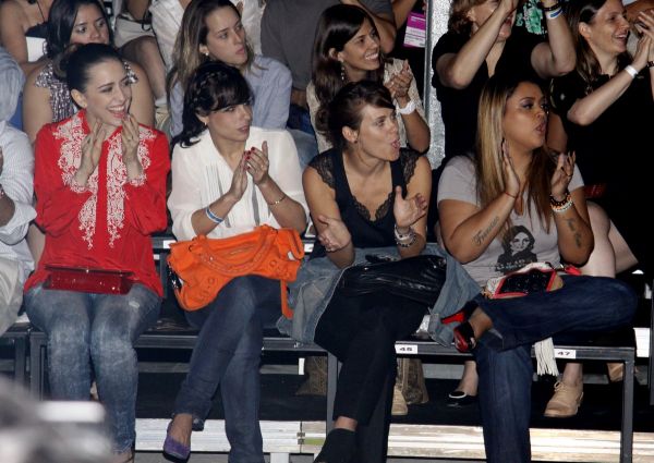 A Pantalona da Mamãe por Foresta: Enquanto isso, na Fila A...