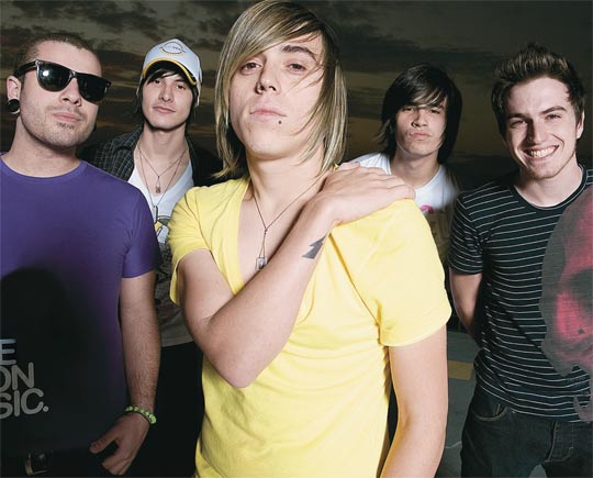 Justin e Restart: A moda megacolorida da banda Cine