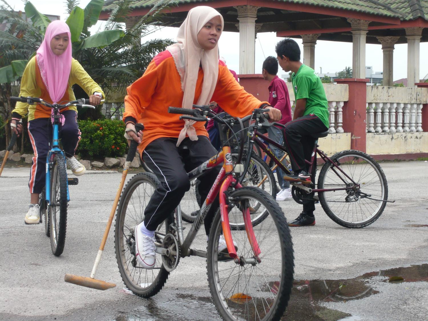 Gambar Kartun Bermain Basikal