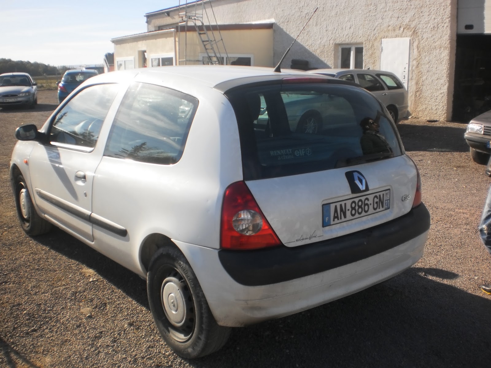 CAR EXPORT BADER - DIJON: Renault Clio2 Blanche