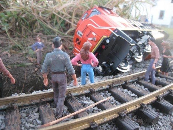 G-Scale Train Fun: Catching Up - November 17, 2009 - Derailment