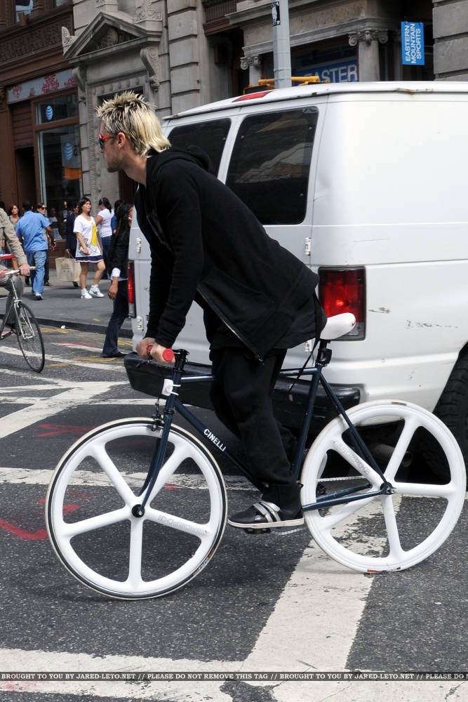 WE ARE THE TRUE BELIEVERS: Jared Leto Bike Ride in New York