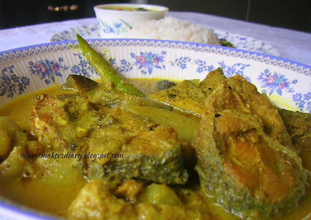 Jhinge Begun die Ilish Macher Jhal (Hilsa with Veggies in a Light ...