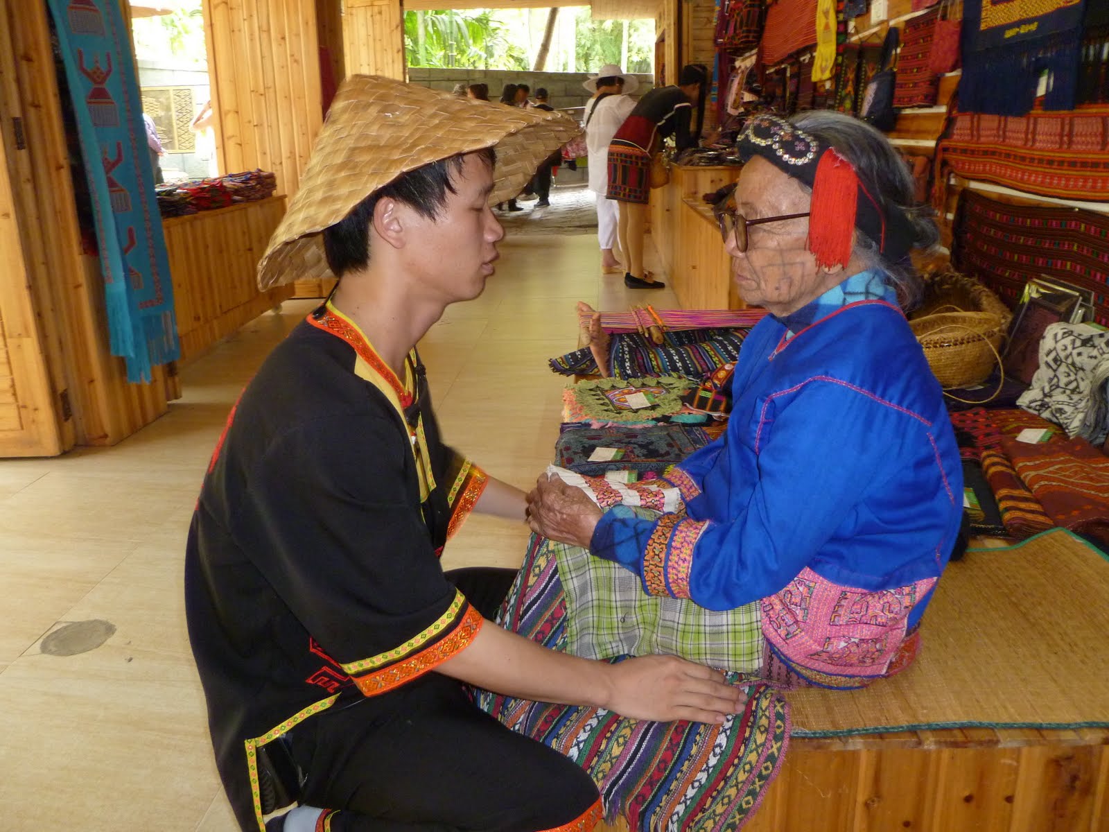 China Picture of the Day: 6 January 2011 ~ Hainan Culture
