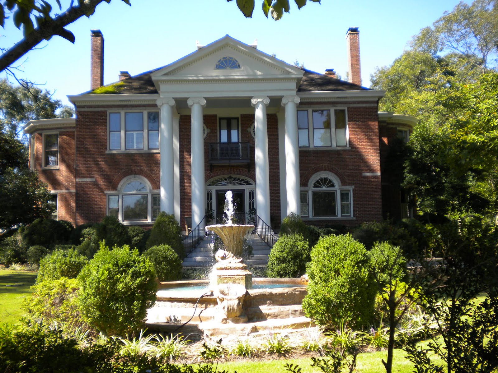 Blushing Rose: ~ Pink & White Southern Homes ~ Pink Saturday